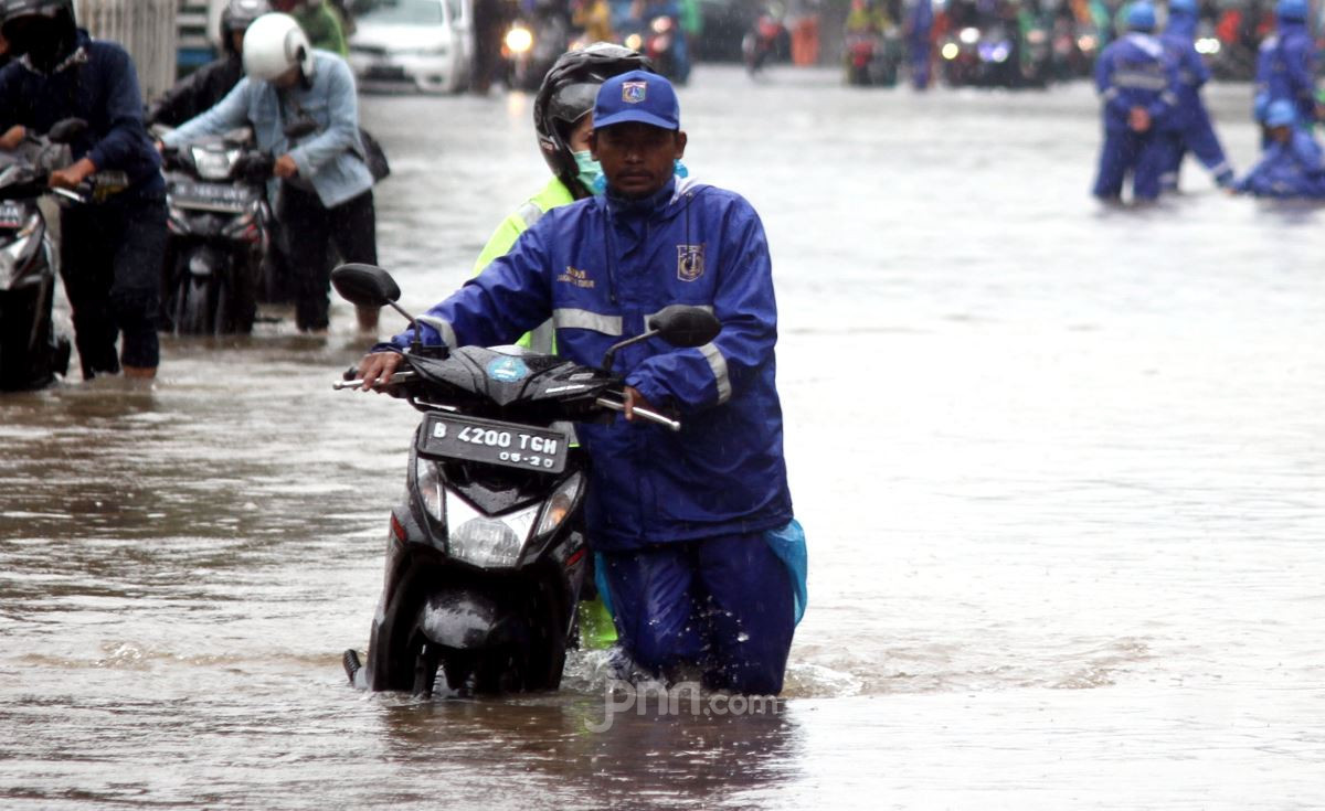 Motor Mogok Gegara Banjir? Woles, Nih 4 Cara Mengatasinya - GenPI.co